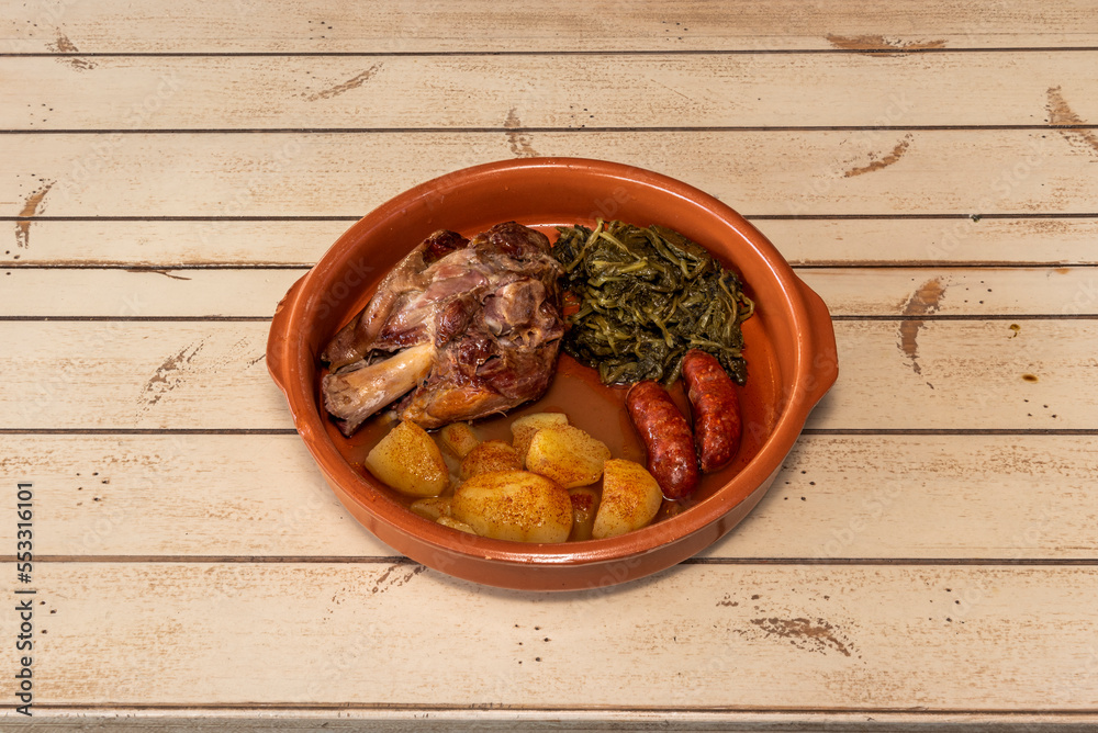 Foto de The Galician pork shoulder with grelos is a typical meat dish ...