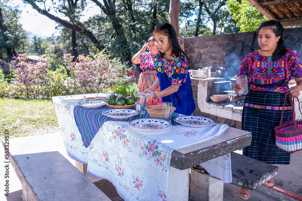 Abuela, Madre e Hija arreglan la mesa para comer. Familia Latina ...