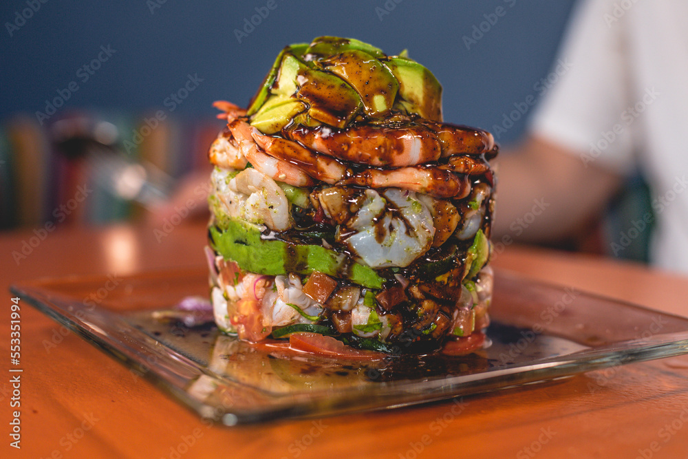 Deliciosa torre de mariscos con pulpo, camarón, pescado, salmón bañada ...