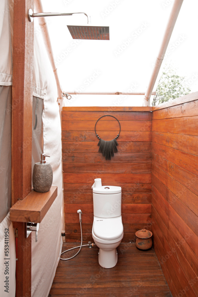Fotka „Luxury safari camp bathroom in the middle of the bush in ...