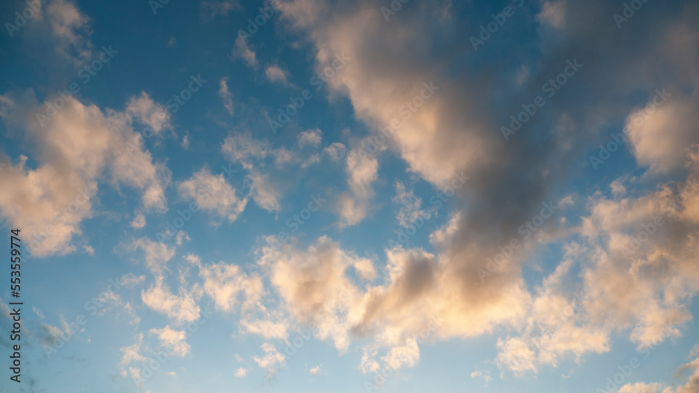 Horizonte campestre con cielo con nubes al atardecer Stock Photo ...