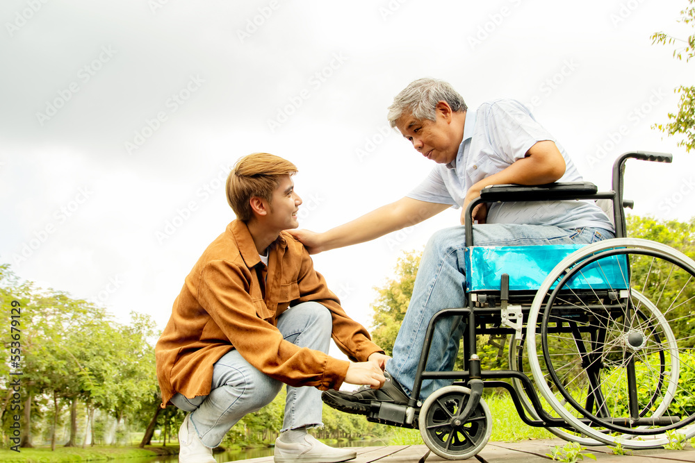Son sits down to tie his shoelaces for his father, shows love and care ...