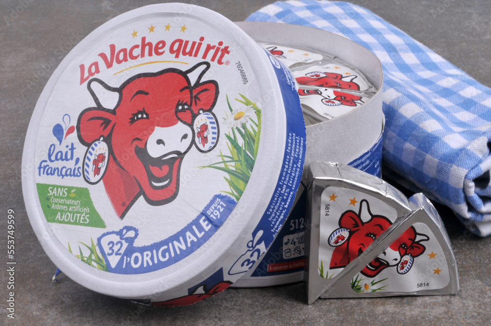 Boîte de La Vache qui Rit ouverte avec des portions de fromage sorties ...