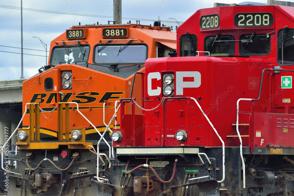 Foto de Locomotives idling side-by-side in a railroad Yard between ...