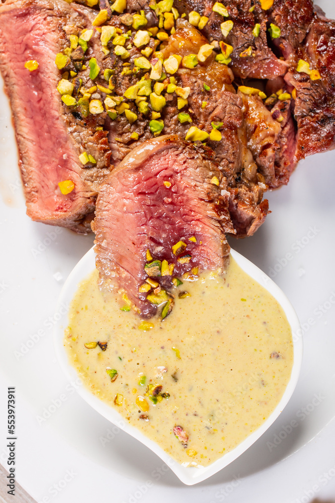 Costata cotta al sangue in una braceria e servita con granella di ...