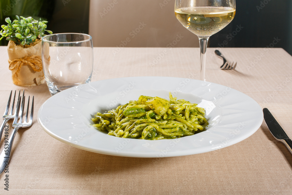 Trofie al pesto di basilico ligure con fagiolini e patate servite in un ...
