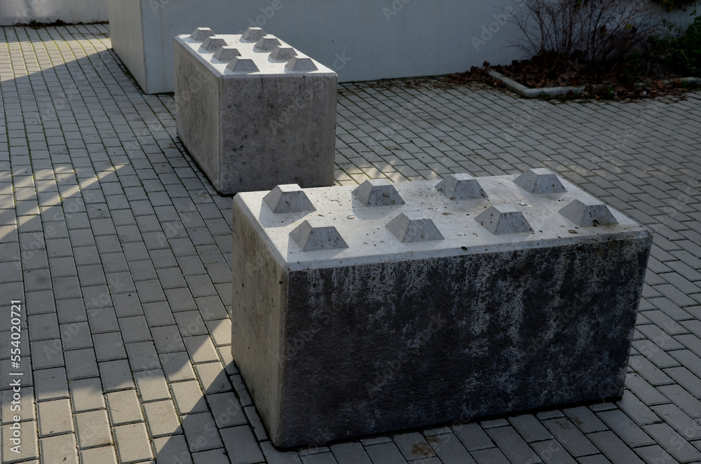Foto de entrance barrier made of a block of concrete in the shape of a ...
