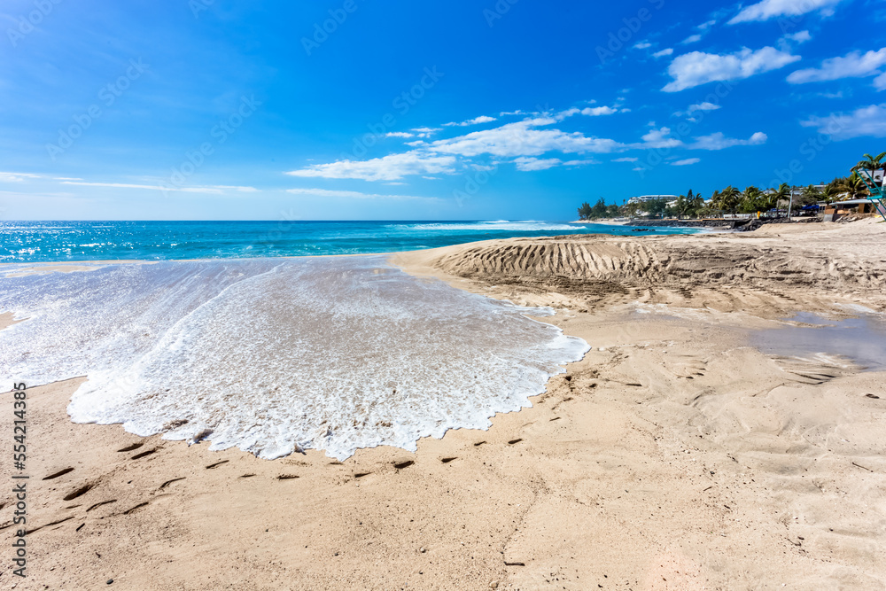 Dentelle de mer sur plage des Roches Noires, Saint-Gilles, île de la ...
