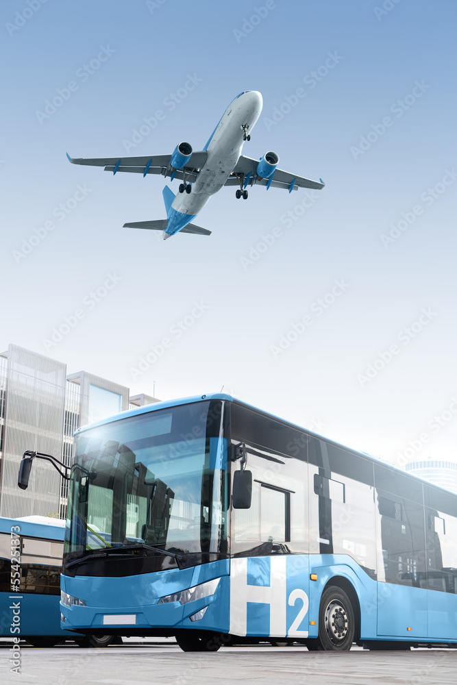 Foto de Hydrogen fuel cell bus and airplane in the sky. Clean mobility ...
