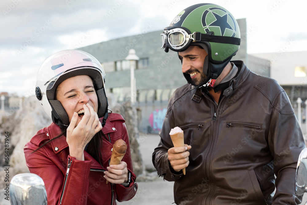 Couple having genuine laughs - Lifestyle concept with happy couple ... Couple having genuine laughs - Lifestyle concept with happy couple ...