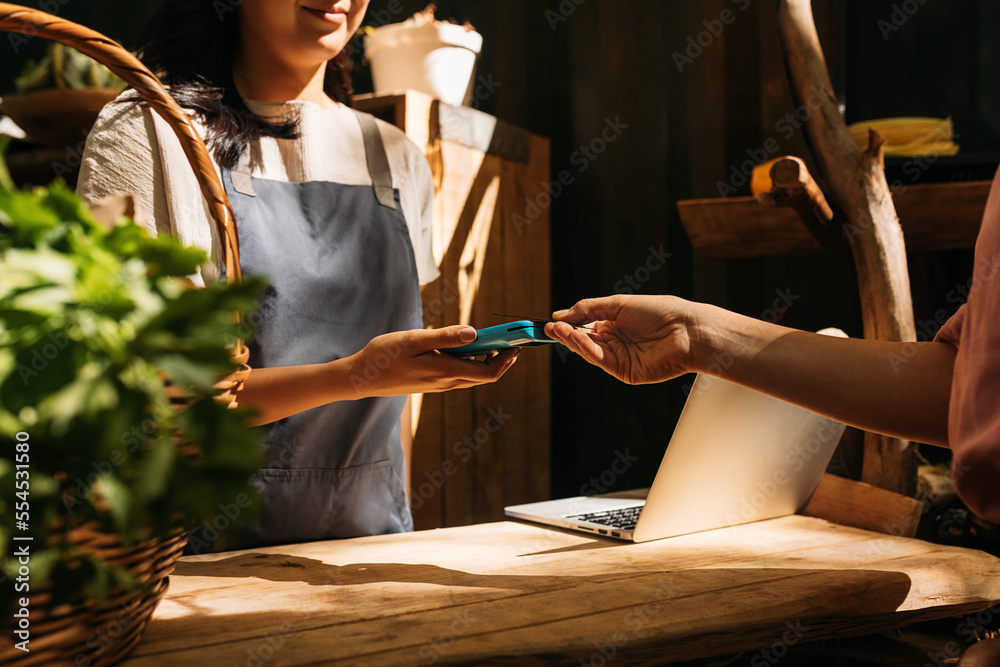 Fotografia do Stock: Vendor receiving payment from customer by card ...