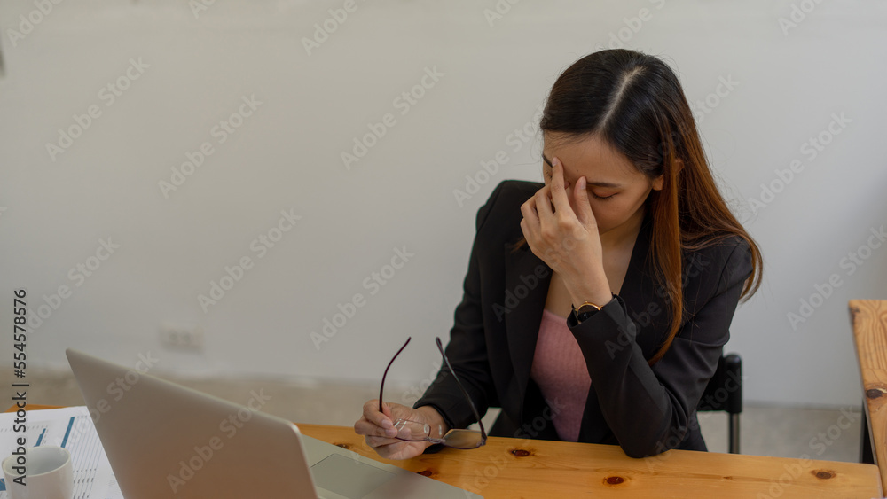 Asian women are stressed while working on laptops, Tired Asian ...