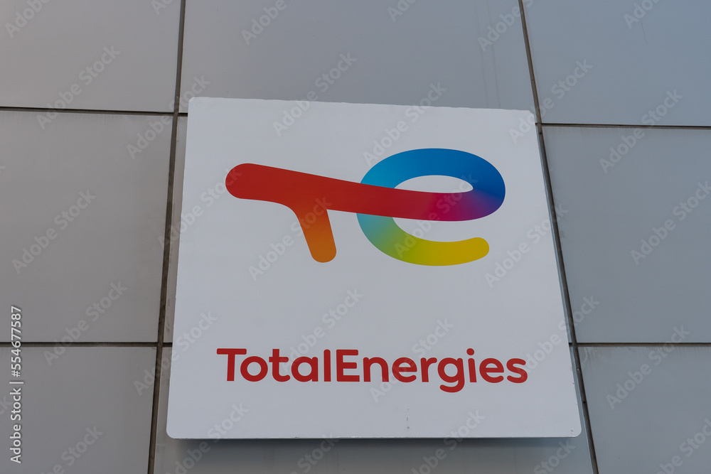 Foto de Houston, TX, USA - February 27, 2022: TotalEnergies logo sign ...