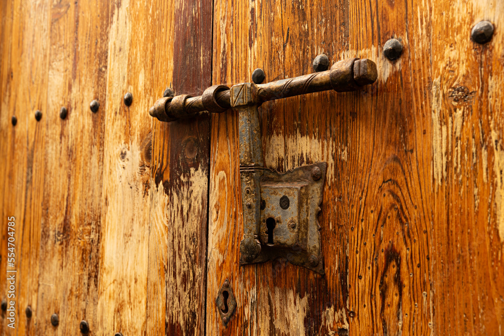 Cerrojo en puerta antigua de madera. Stock Photo | Adobe Stock