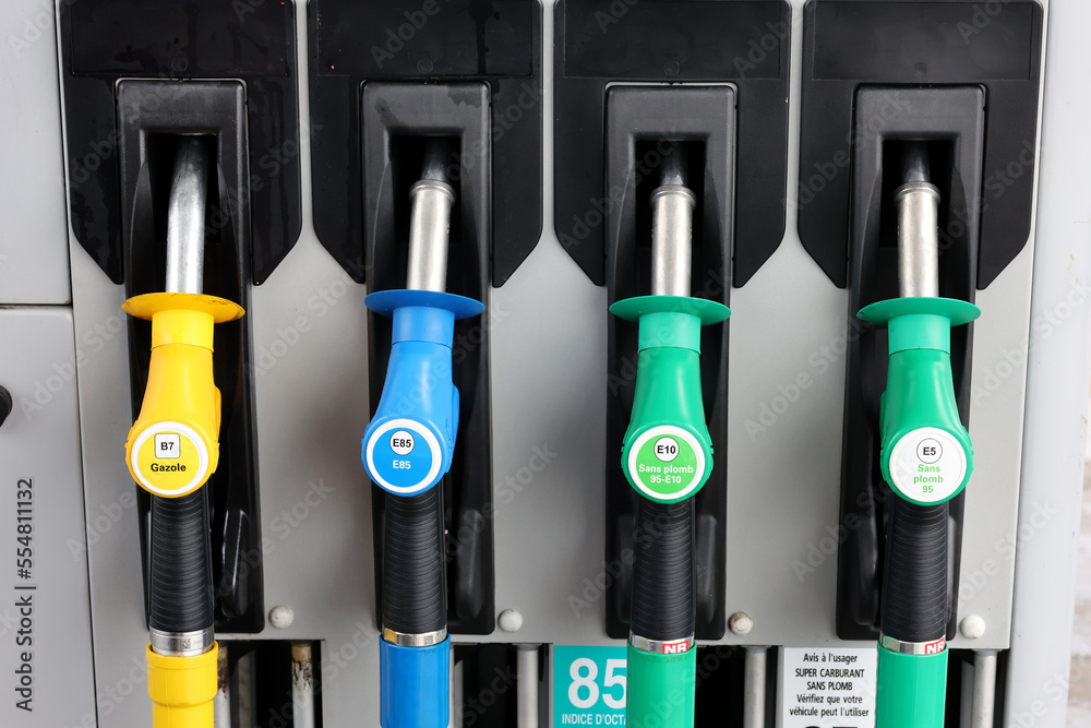 Pistolet a carburant, distribution, pompe à essence et gazole Stock ...
