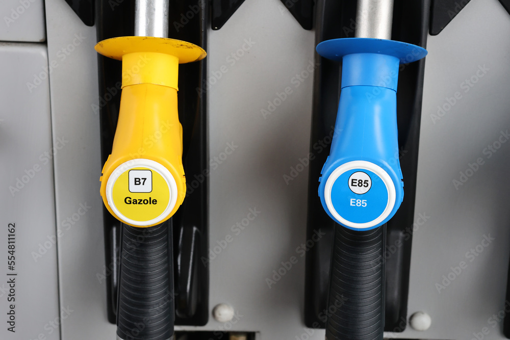 Pistolet a carburant, distribution, pompe à essence E85 et gazole Stock ...