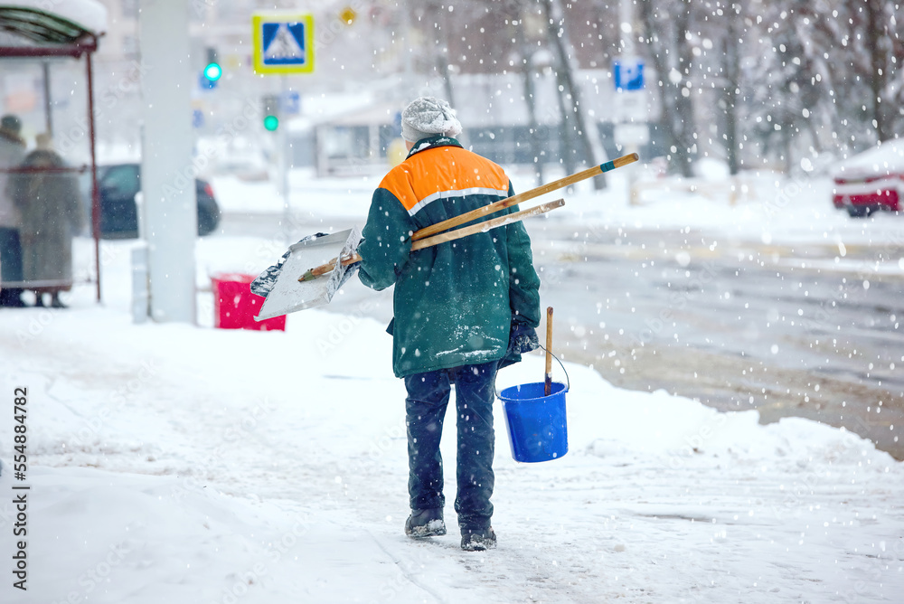 Foto Stock Worker with shovel and bucket with salt and sand mixture ... Foto Stock Worker with shovel and bucket with salt and sand mixture ...