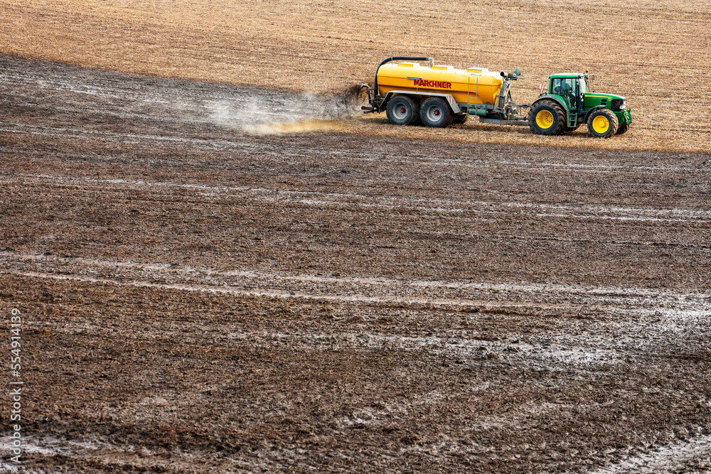 Landwirt fährt Gülle aufs Feld mit John Deere Traktor und Marchner ...