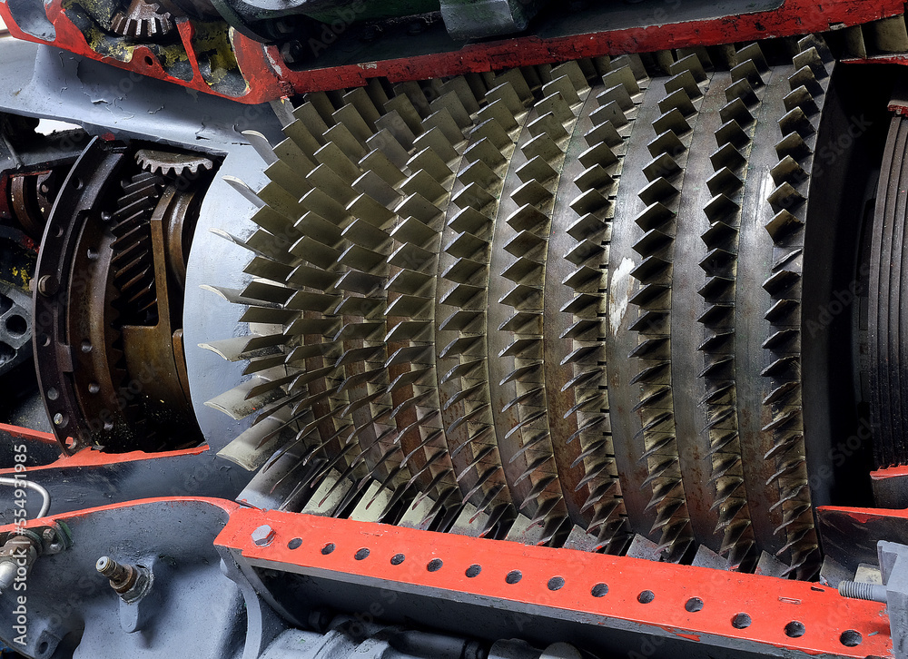 Foto Stock A turbine blade is a radial aerofoil mounted in the rim of a ...