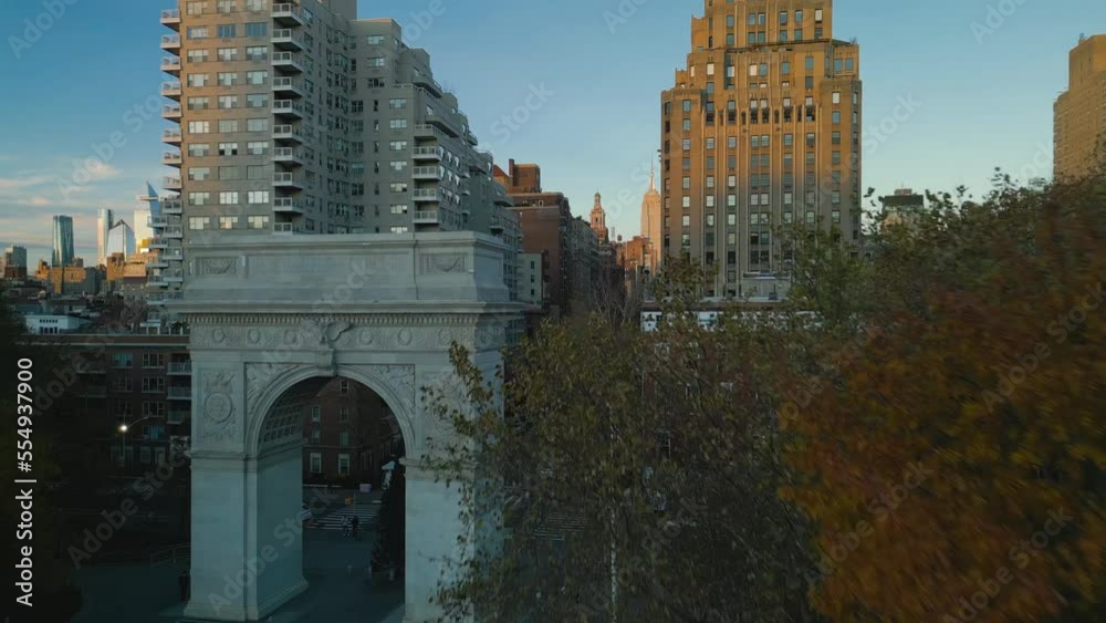 Stockvideo Fly above autumn colour trees on Washington square park with ...