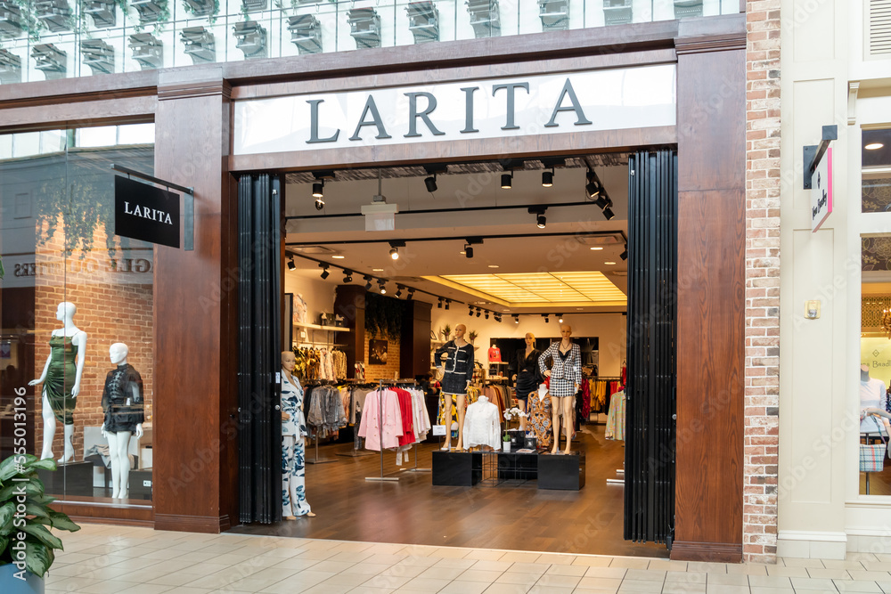 Foto de Houston, Texas, USA - March 6, 2022: A Larita Fashion store at ...