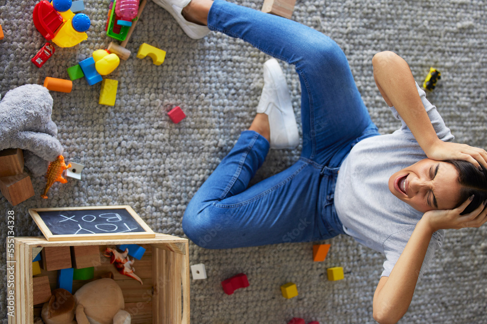 Foto Stock Tired, stress and frustrated mom with fatigue and headache ...