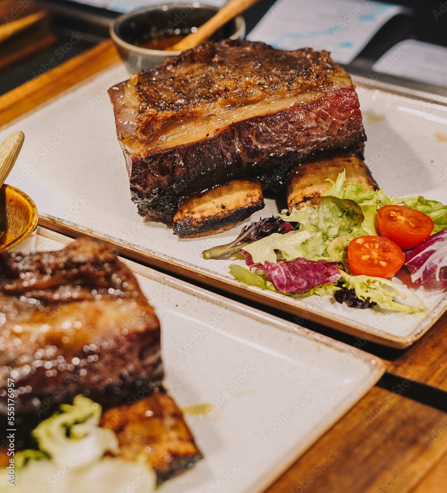 Cortes de ternera de primera calidad en un asador argentino Stock Photo ...
