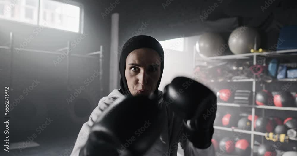 Vidéo Stock Portrait of sporty thin muslim woman punching shadow ...