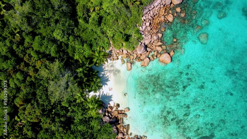 Vidéo Stock Couple on the beach of Anse Lazio beach at Praslin island ...