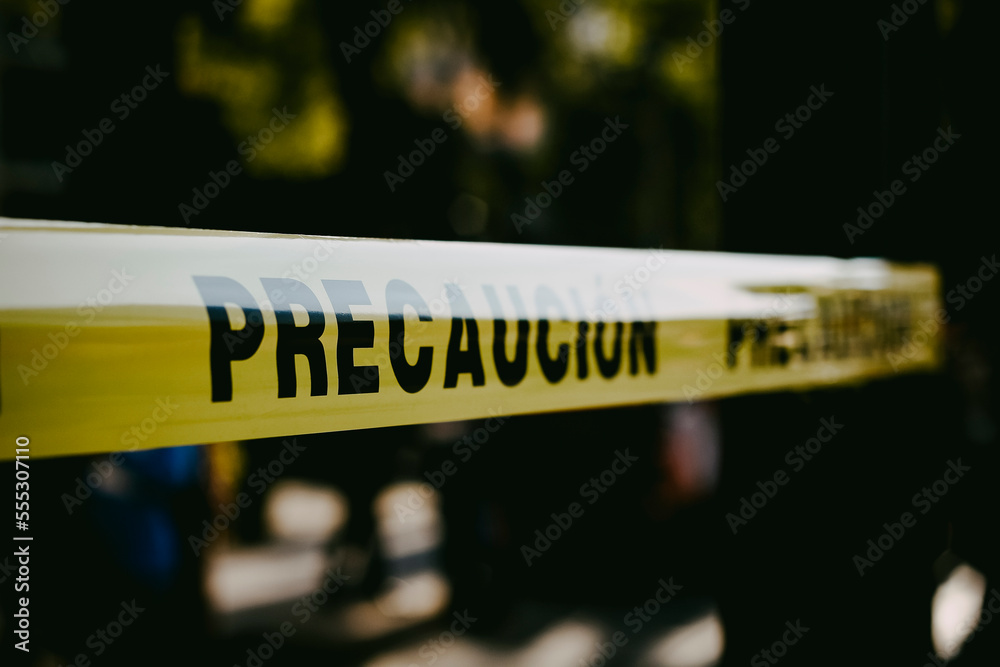 Cinta de precaución color amarillo por accidente en la vialidad de la ...