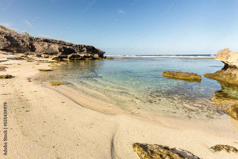 Plage au bord d'un lagon calme émeraude et turquoise protégé par une ...