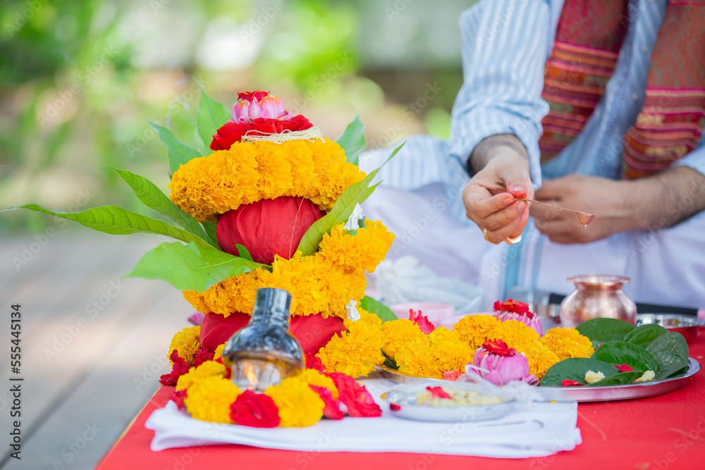 Indian wedding rituals There are offerings to the gods to honor the ...