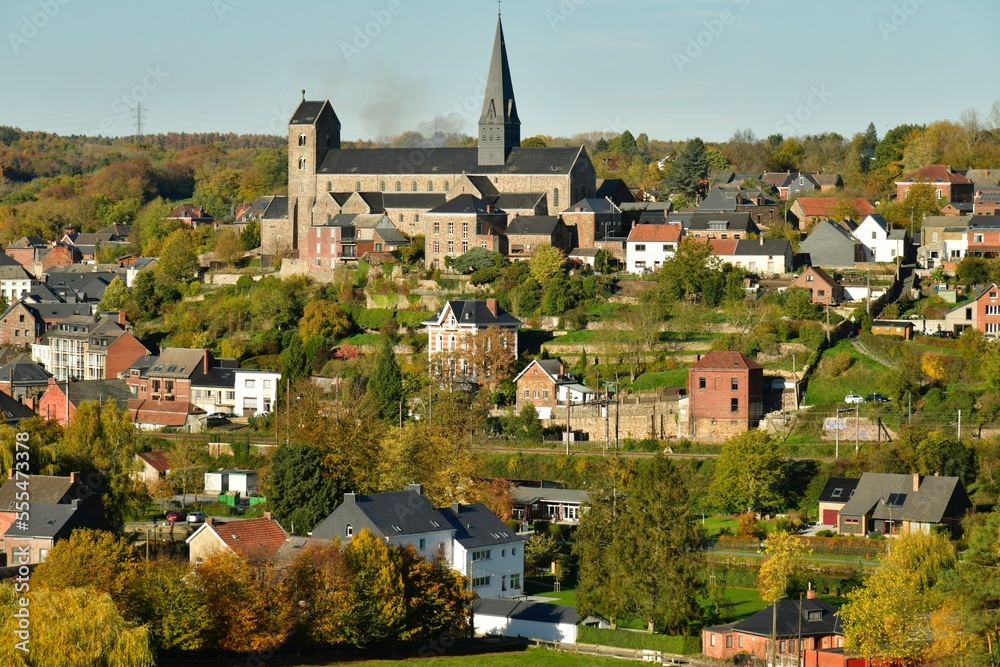 Le village de Lobbes avec son imposante collégiale Saint-Ursmer , la ...