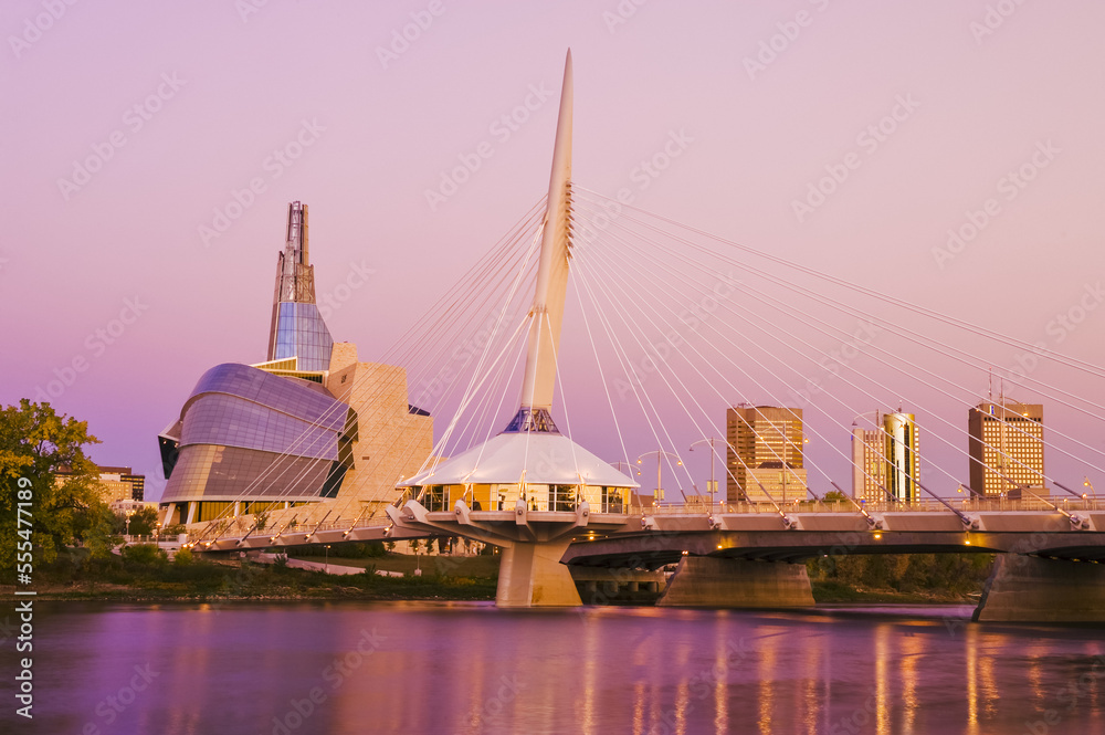 Foto de Winnipeg skyline from St. Boniface showing the Red River ...