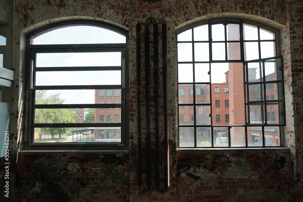 Schöne alte Fabrikfenster mit Rundbogen in altem Mauerwerk im Sommer ...