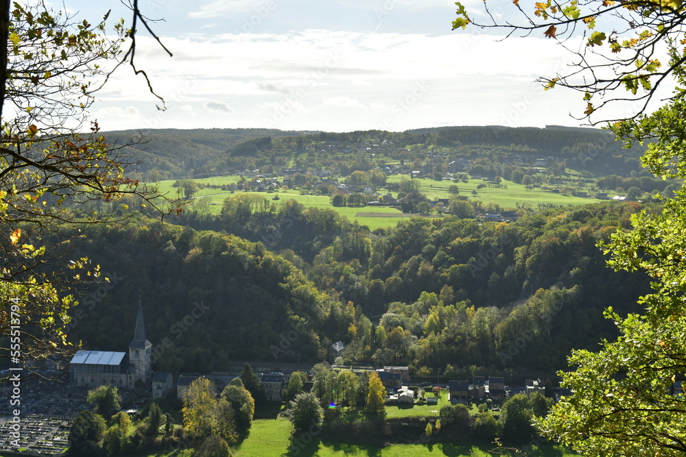 Vue panoramique de la Vallée de la Lesse avec ses collines boisées et ...