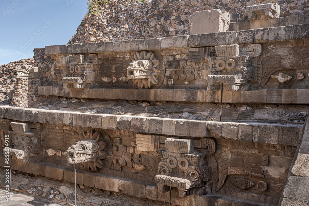 Foto de Carved heads depicting feathered snake heads in the ...