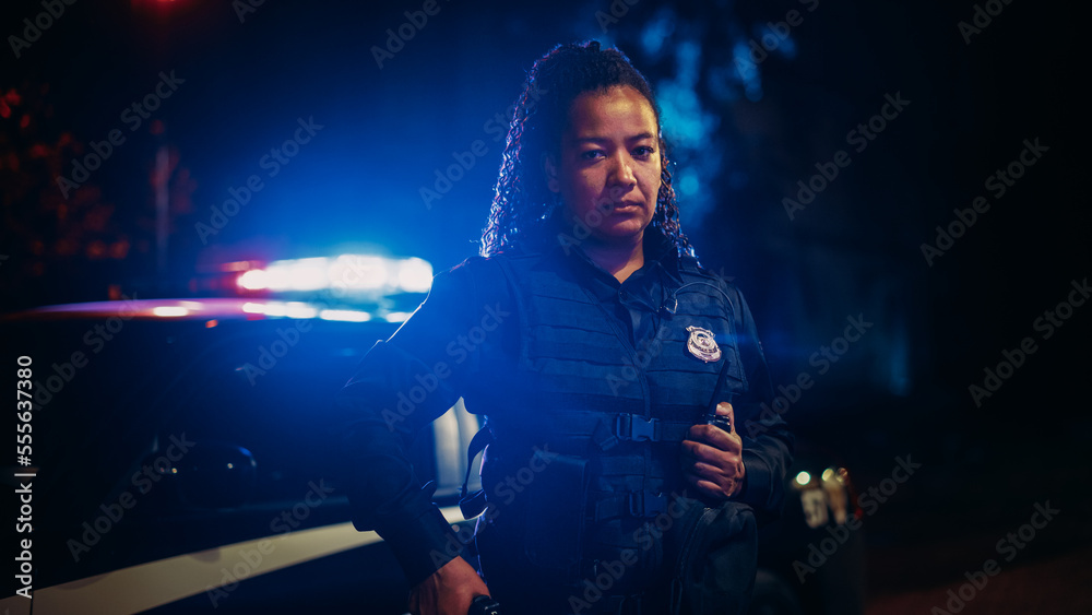 Foto Stock Professional Blaсk Female Police Officer Looking at the ...