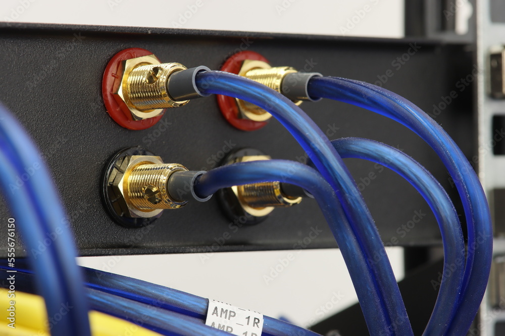 Acoustic connectors for connecting acoustic systems to sound amplifiers ...