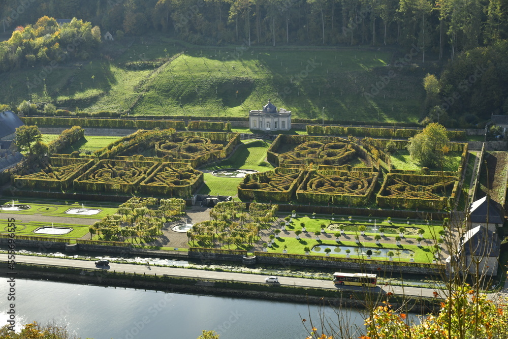 Fotka „Le château de Freyr avec ses jardins et indépendances vu depuis ...