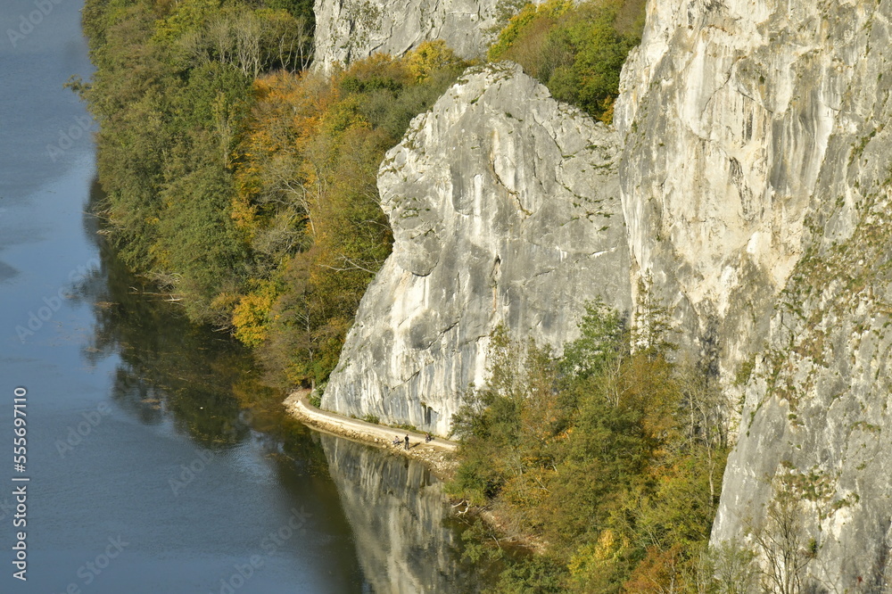 Les imposants rochers de Freyr plongeant à pic dans la Meuse au sud de ...