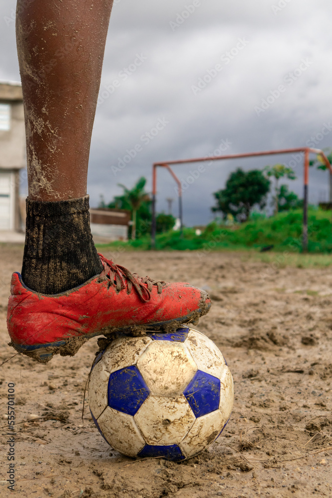 pie de joven afro pisando un balon en cancha de lodo Stock Photo ...