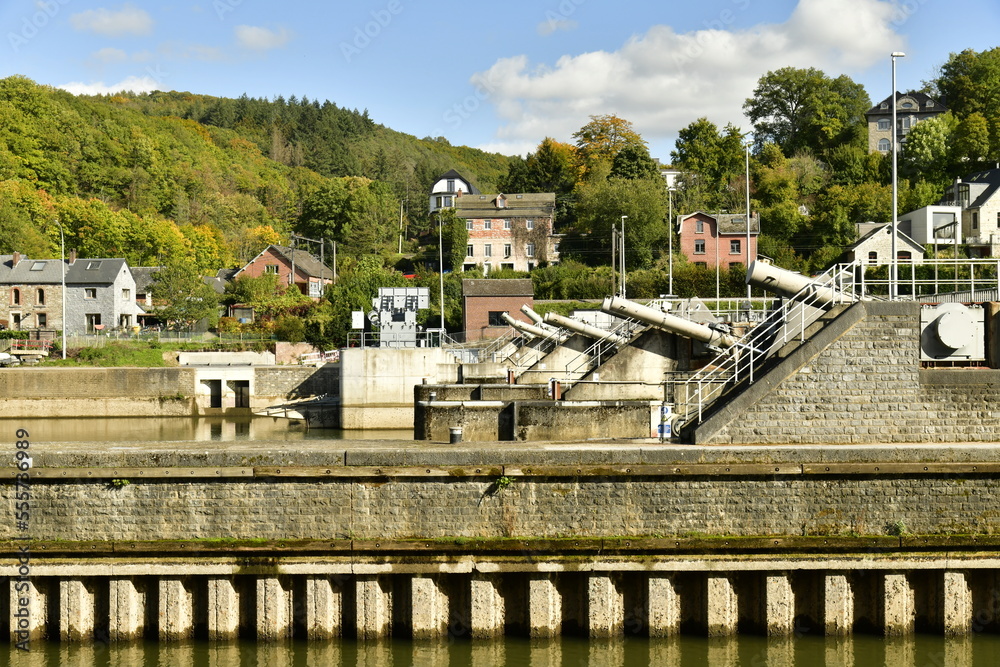 L'un des barrages à régulation du niveau d'eau de la Meuse pour la ...
