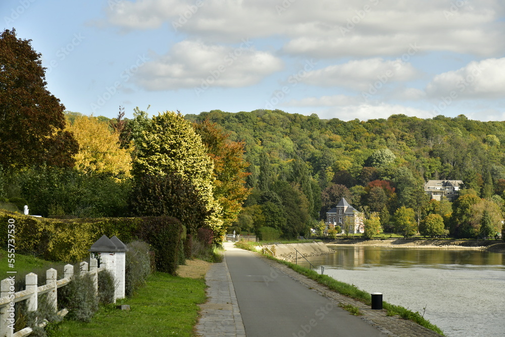 Petite route secondaire pour la promenade longeant la Meuse entre Yvoir ...