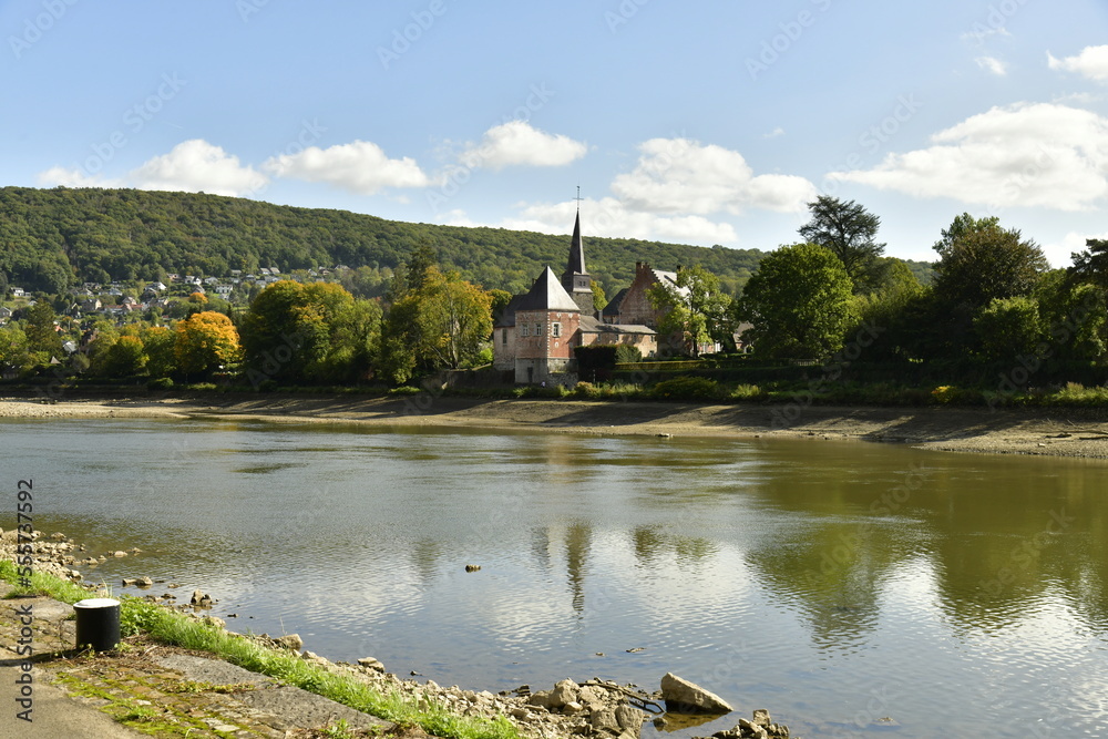 La Meuse réduite en état de rivière due à la sécheresse traversant une ...