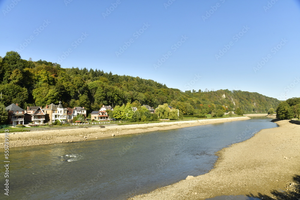 La Meuse à Yvoire en très basse eaux dû à la sécheresse historique de l ...