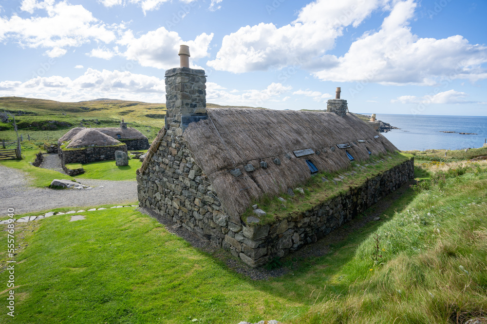 Foto Stock Gearrannan Blackhouse village houses with thatched roofs on ...