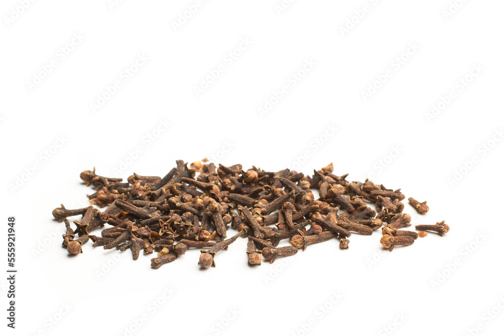 Clavo de olor sobre un fondo blanco liso y aislado. Vista de frente y ...
