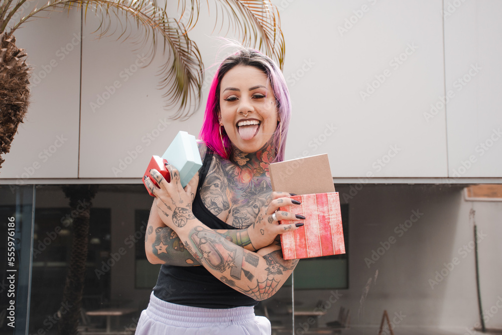 Mulher tatuada segurando compras para presente, feliz Stock Photo ...