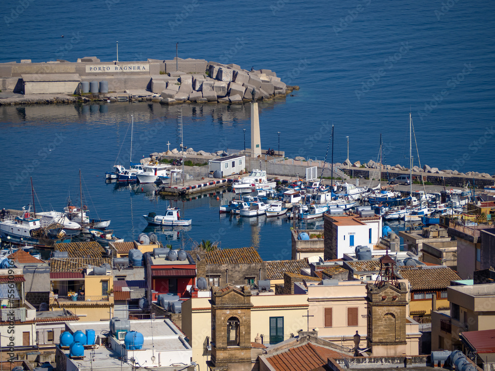 Vista dall'alto di porto bagnera, sicilia bagheria aspra. Mare barche e ...
